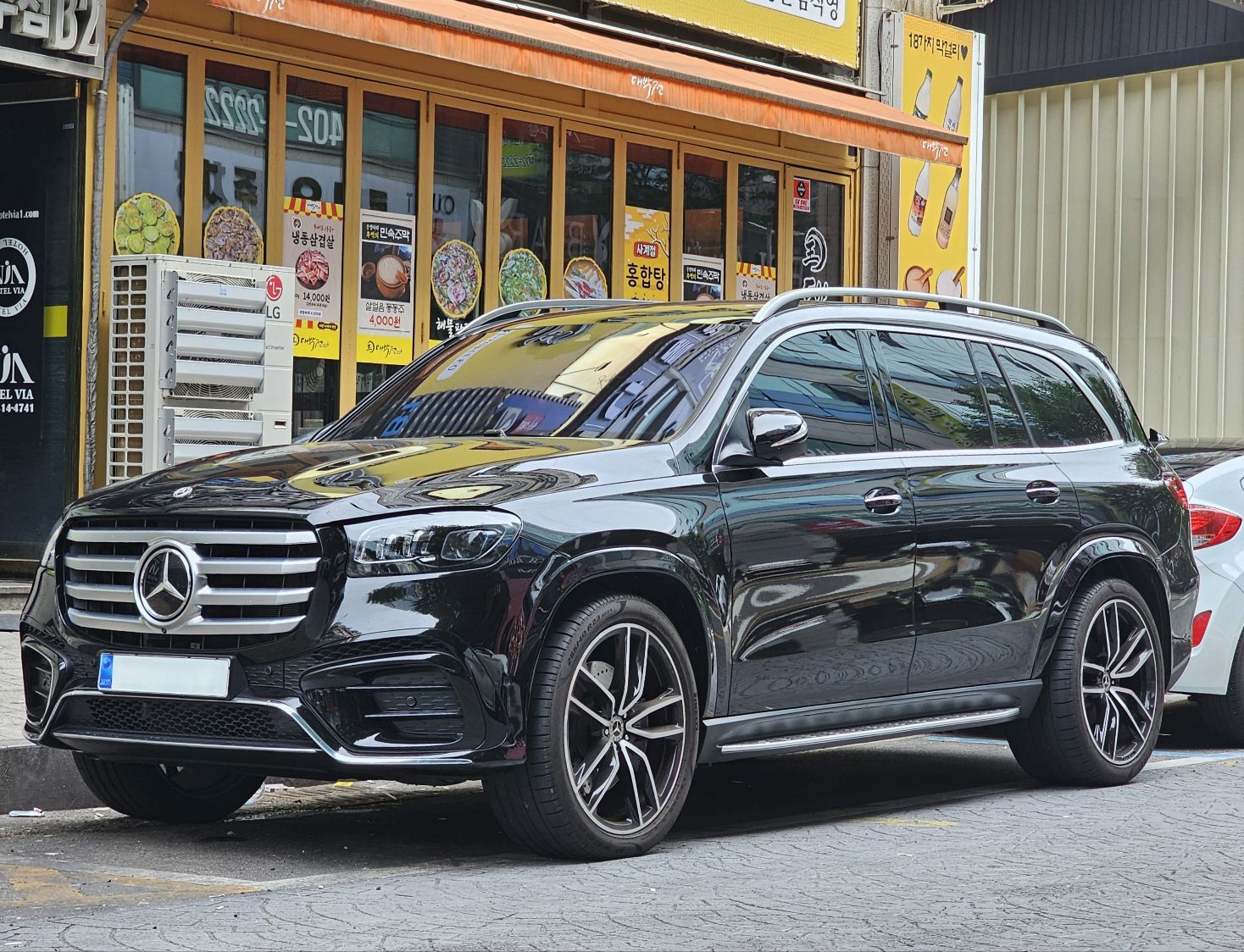 The 10 Biggest SUVs On The Market & 10 Compact Models To Try Instead ...